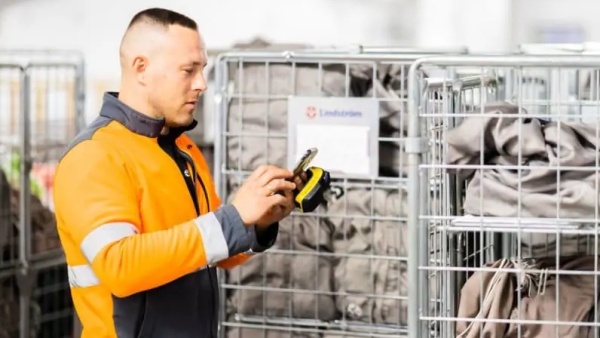 Chytré pracovní oděvy s RFID čipy jako nástroj pro automatizaci, úsporu ...